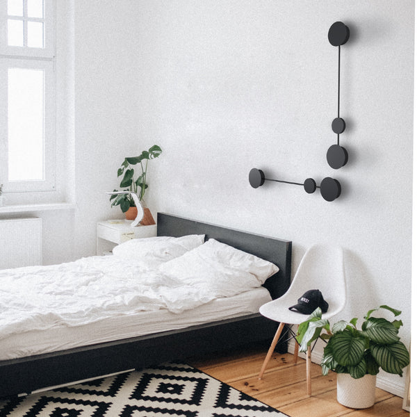 Aplica de perete minimalista formata din trei cercuri strabatute de o ...